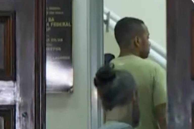 Robinho é Preso Pela Polícia Federal Em Santos
